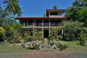 The Surf in Costa Rica / A Guide to the Regions, Seasons, and Breaks