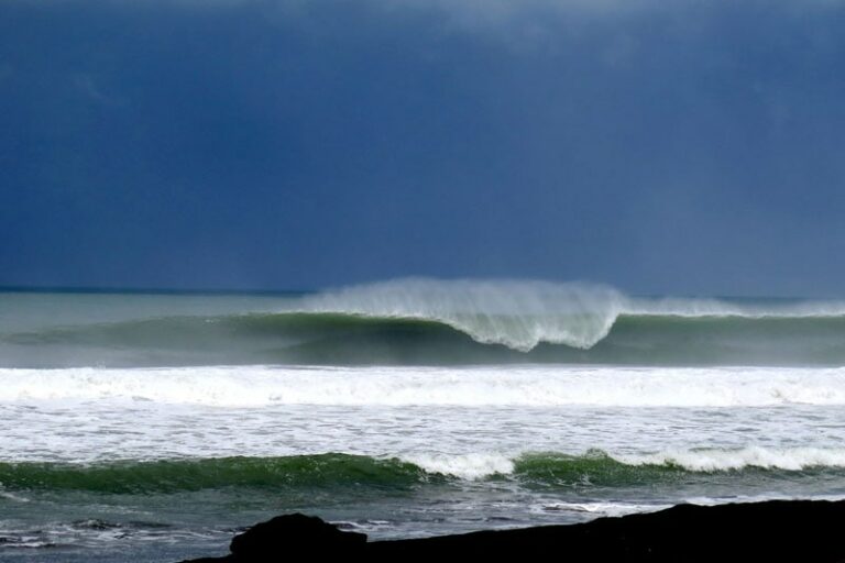 The Surf in Costa Rica / A Guide to the Regions, Seasons, and Breaks
