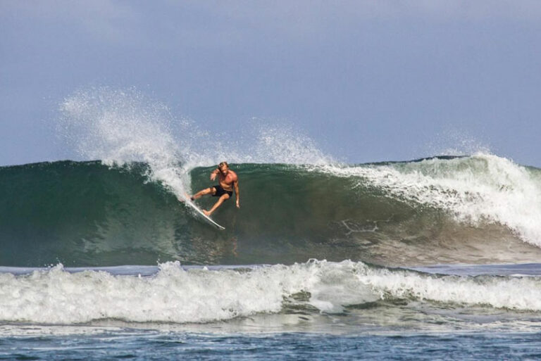 The Surf in Costa Rica / A Guide to the Regions, Seasons, and Breaks