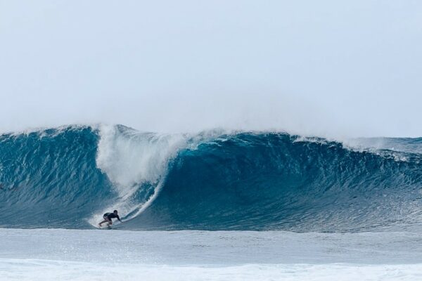Oahu Surf Spots / A Guide to the Top Surf Breaks in Oahu