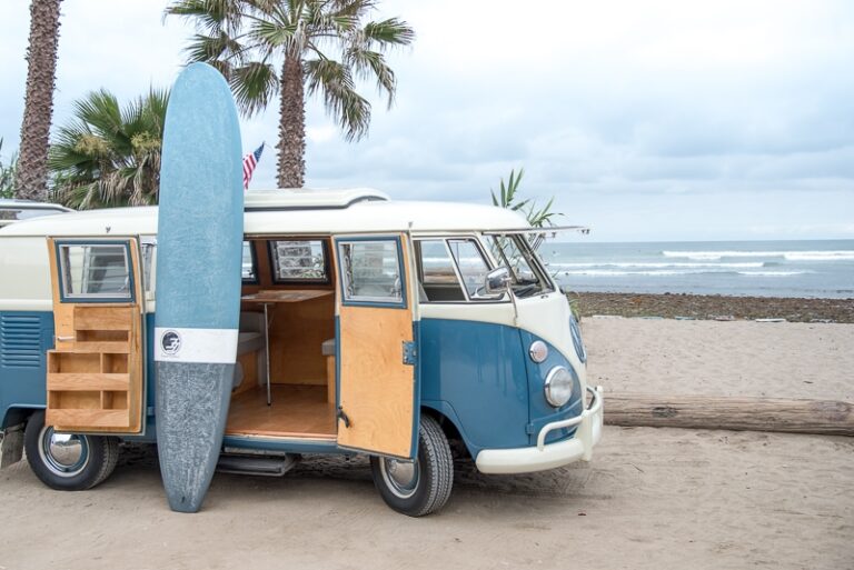 Best Beginner Surfboards / The Complete Guide to Surfboards for Beginners