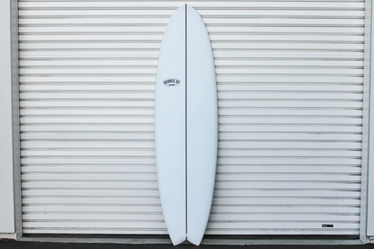 Best Beginner Surfboards / The Complete Guide to Surfboards for Beginners