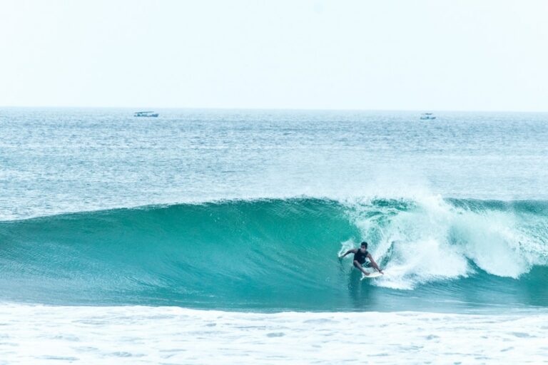 Best Places to Surf / 9 Top Surf Destinations Around the World
